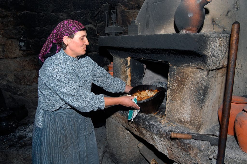 Anho assado com arroz no forno - Visit Baião